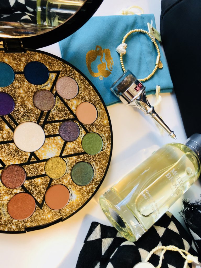 What's In My Bag: Spartina 449 Armada Tech Backpack - Talking With Tami