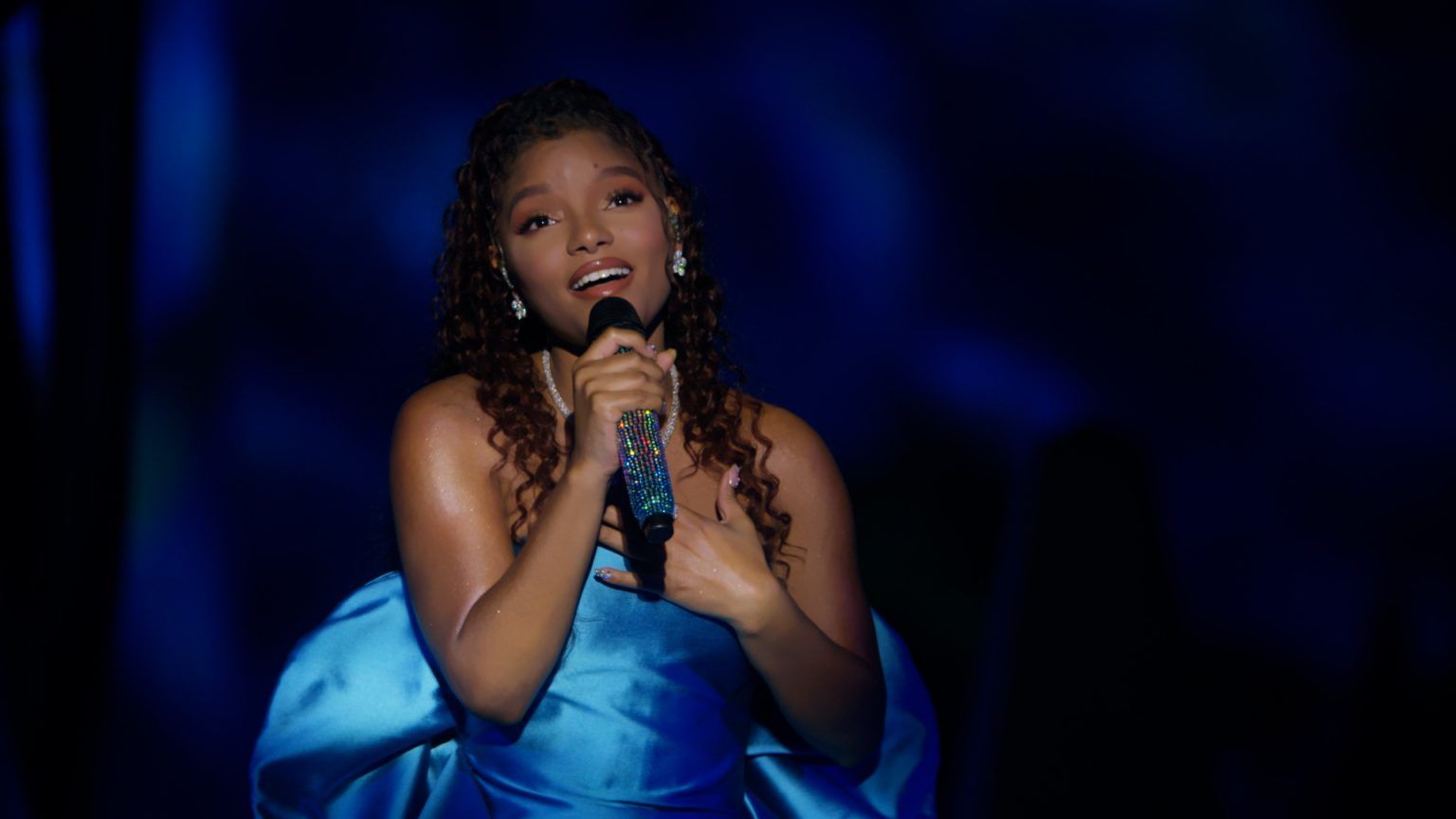 Wardrobe Breakdown: Halle Bailey Performing "Part Of Your World" On ...